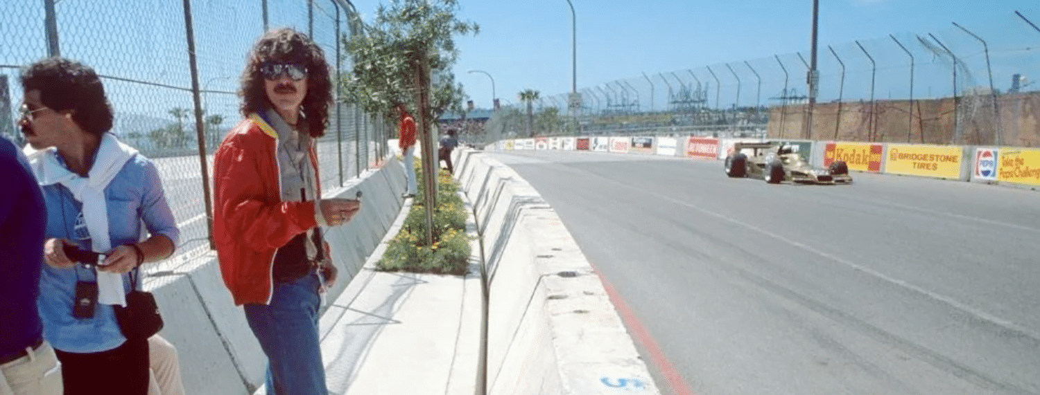 John Oates s'est lié avec George Harrison autour des voitures de course ...