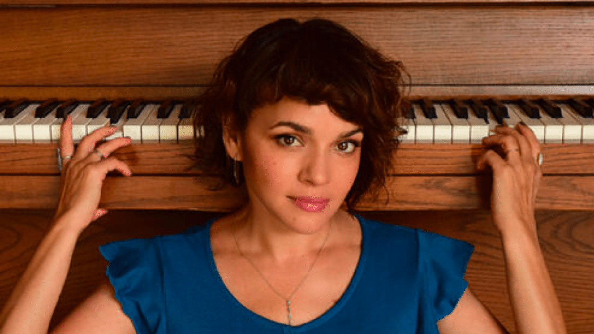 Quand Norah Jones a joué pour George Harrison sur le piano de John Lennon